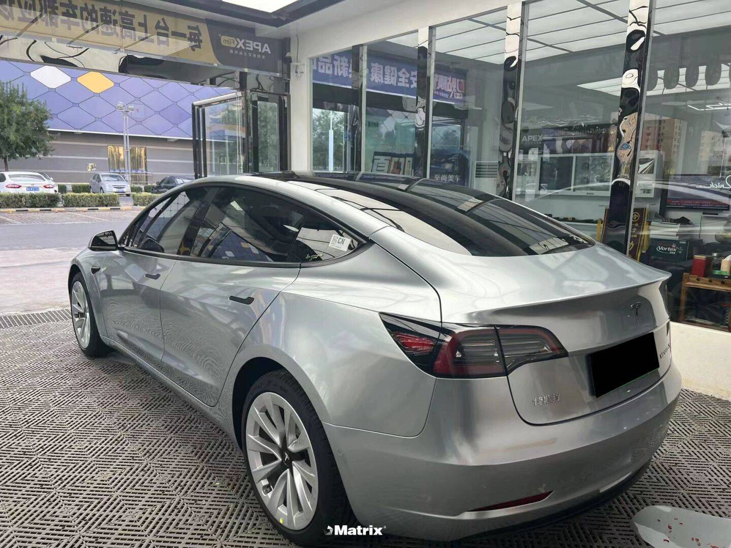 特斯拉Model3矩阵Matrix改色膜保时捷白云石亮面质感运动气息满满_搜狐汽车_搜狐网