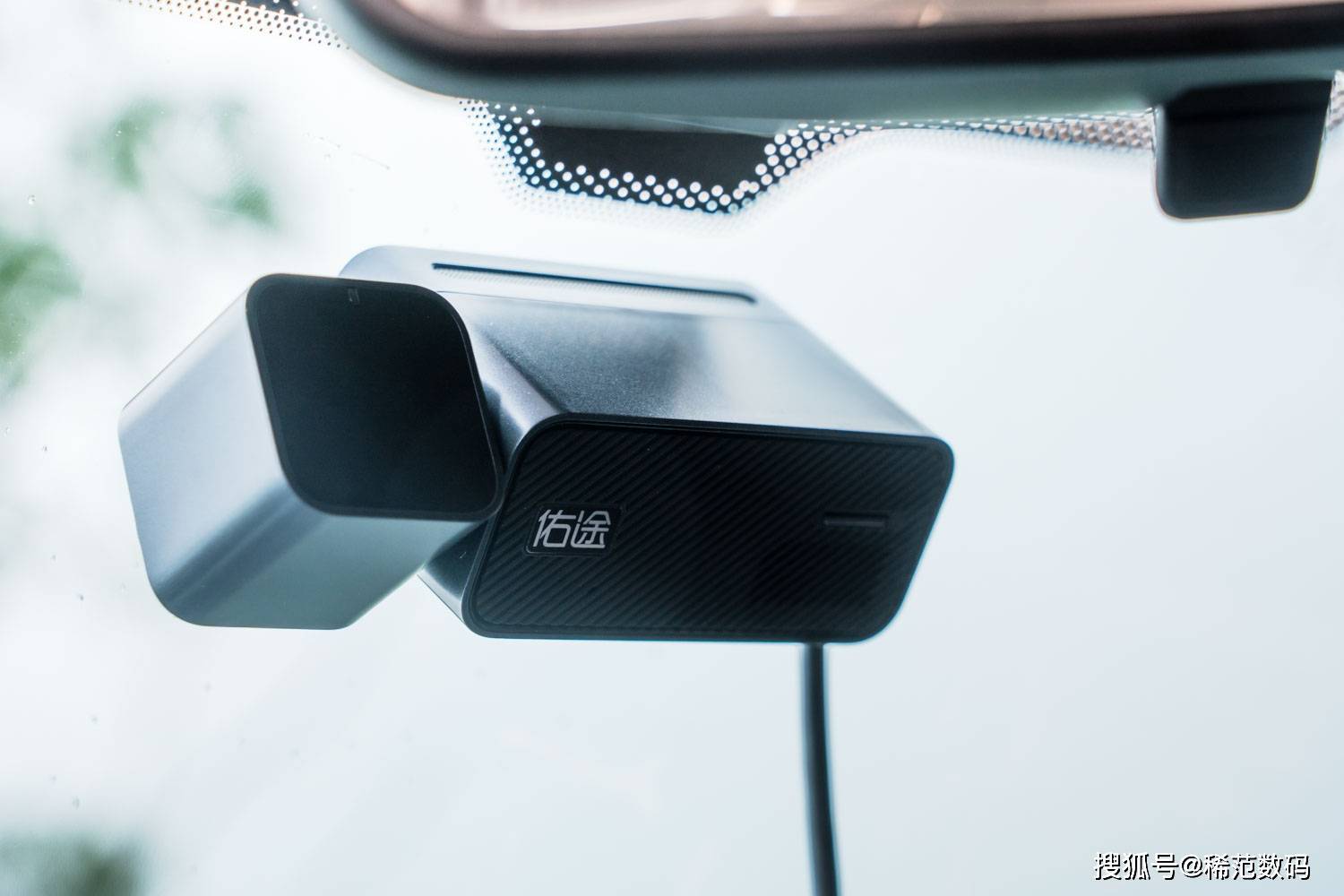 佑途C2M Pro评测：首款有3D动态显示屏的行车记录仪？_搜狐汽车_搜狐网