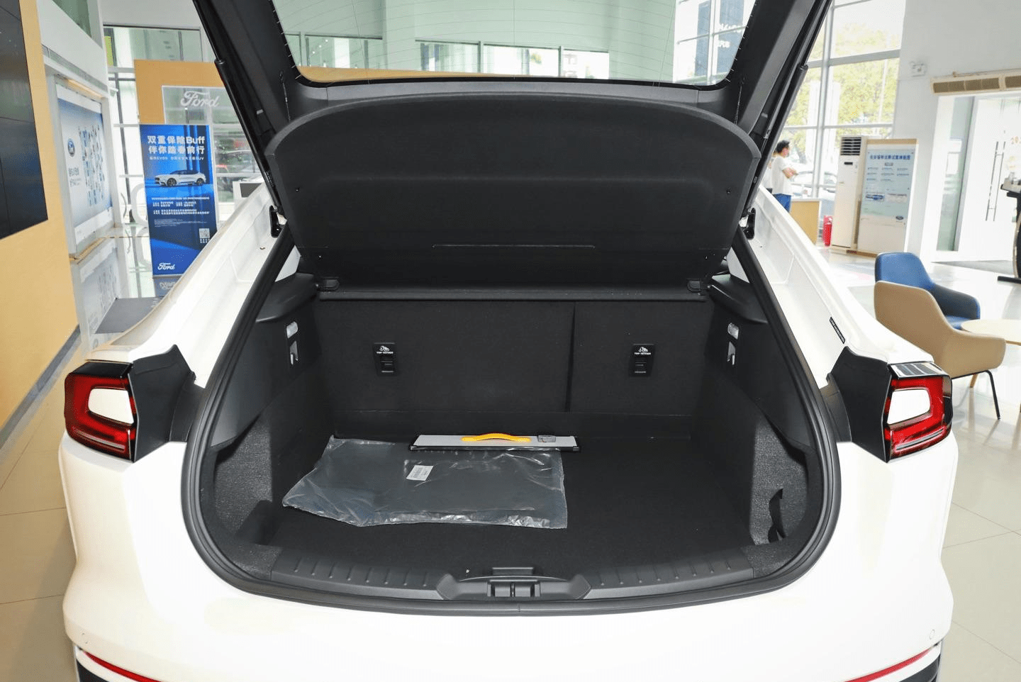 格栅会呼吸？标配2.0T+8AT，238马力，中控屏27英寸，这车绝了！_搜狐汽车_搜狐网