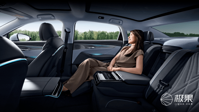 32.29万起售，岚图首款电动轿车正式发布，对阵蔚来ET7..._搜狐汽车_搜狐网