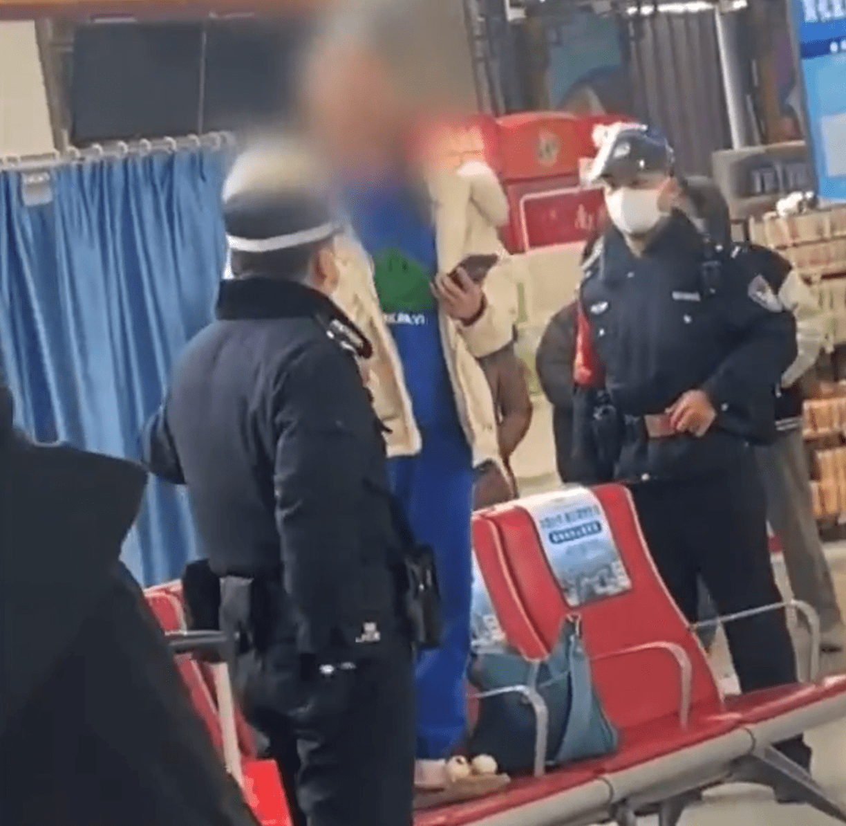女子站在候车厅座椅上抽烟，并公然挑衅站警和乘客，目击者：她逮谁骂谁，被带走时大家都拍手称快车站视频新闻