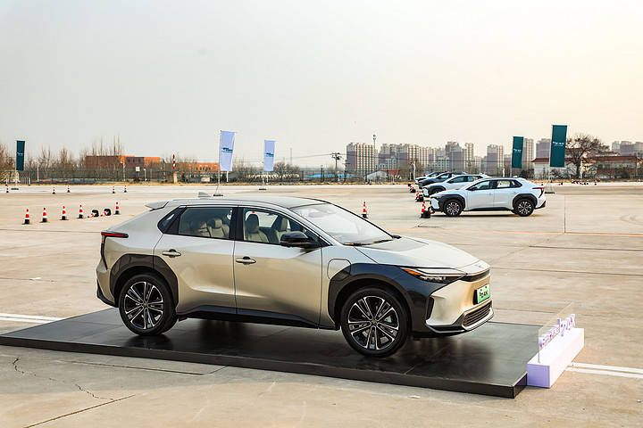 纯电市场的“宝藏之车”，揭秘广汽丰田bZ4X的实用设计_搜狐汽车_搜狐网