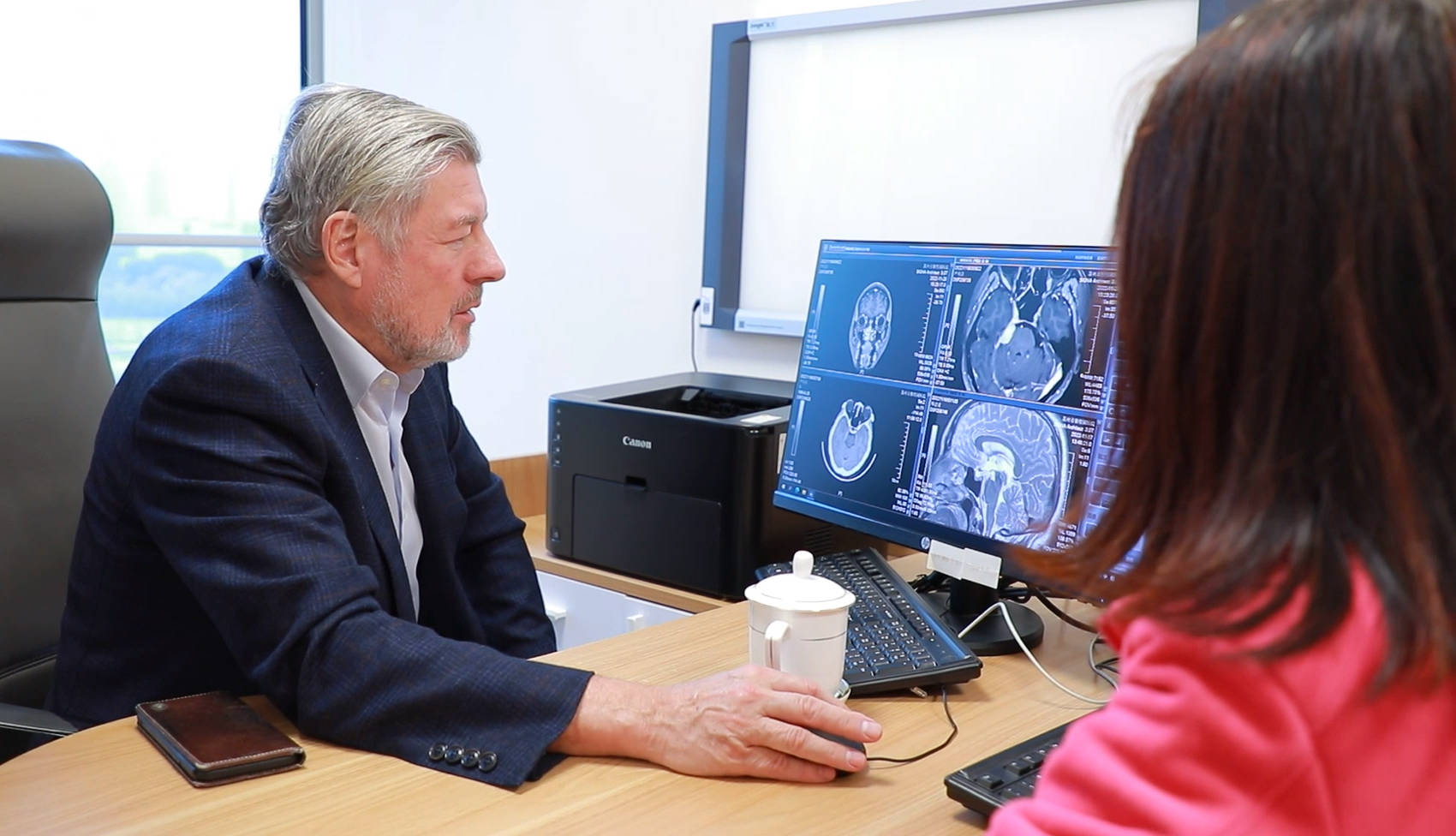 疑难脑瘤患者不出国门接受顶级专家手术，国际合作深化中外医生携手救治_巴特朗菲_小宇_肿瘤