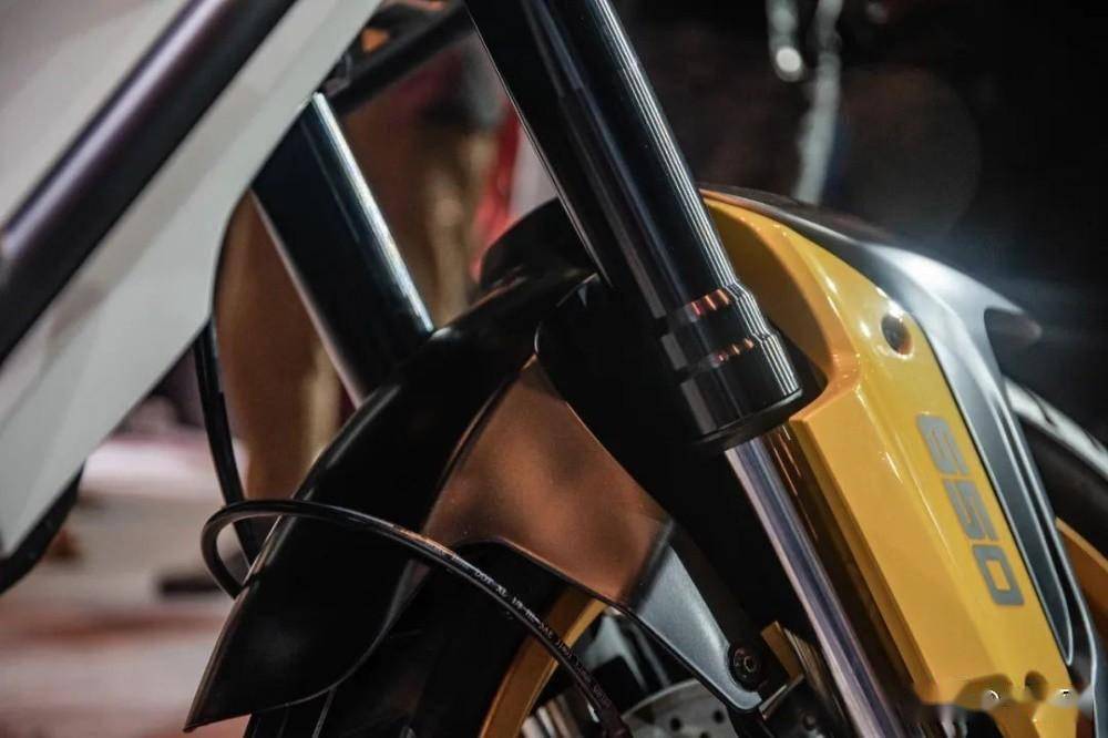 钱江高产又高能！首款国产650V缸拉力及四缸仿赛增配弯道ABS亮相_搜狐汽车_搜狐网