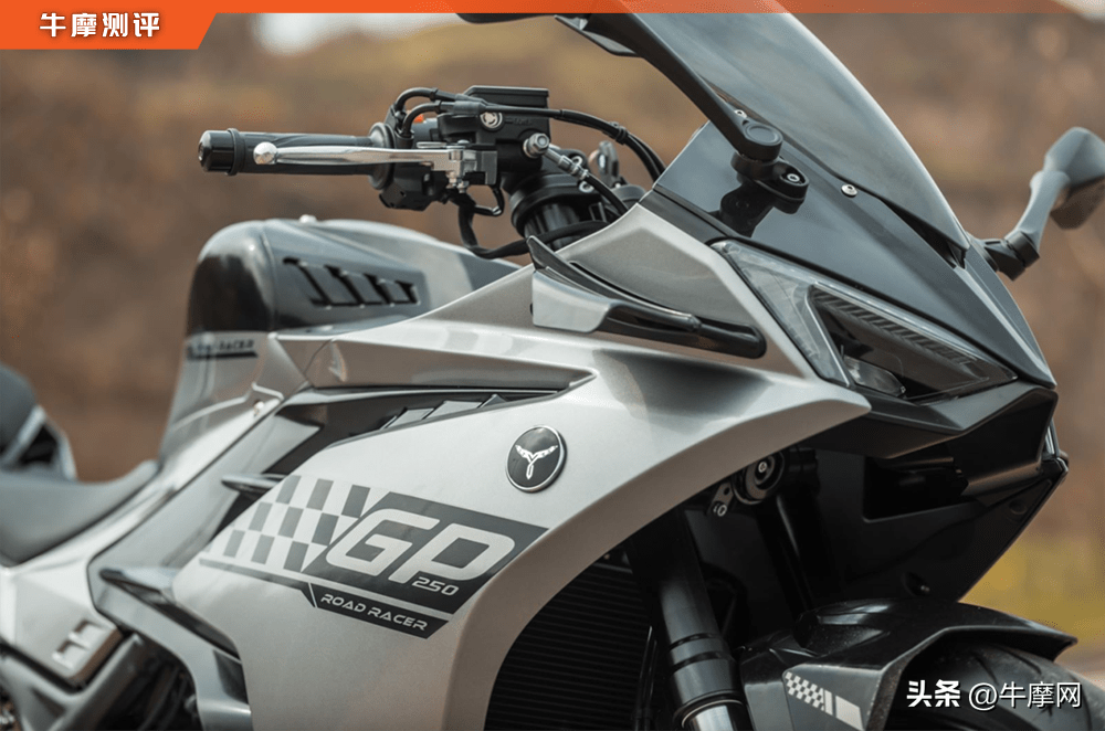 元图GP250动态测评：赛道基因下放，两万级最强双缸仿赛深度解析_搜狐汽车_搜狐网