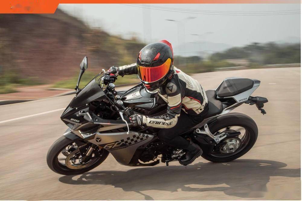 元图GP250动态测评：赛道基因下放，两万级最强双缸仿赛深度解析_搜狐汽车_搜狐网