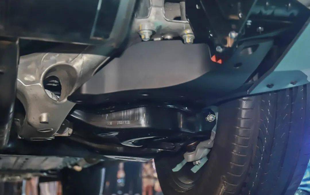 2.0T+9AT，车长近5米，小书包备胎，3把锁越野神器，大G都服气_搜狐汽车_搜狐网