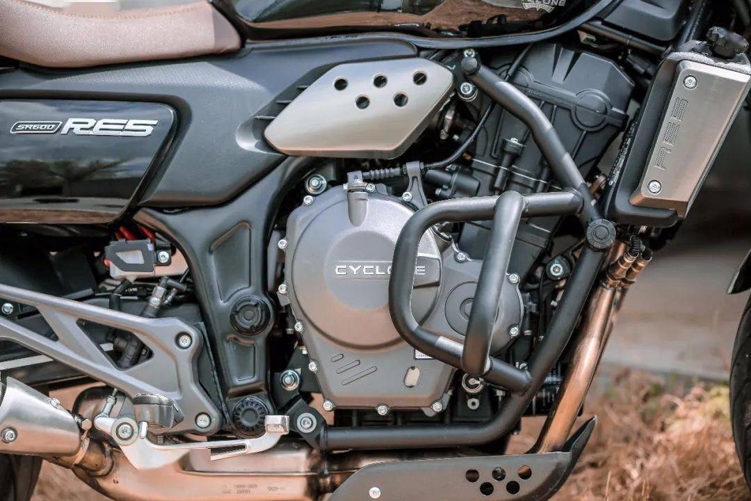 一匹2023年中量级英伦复古黑马——赛科龙RE560_搜狐汽车_搜狐网