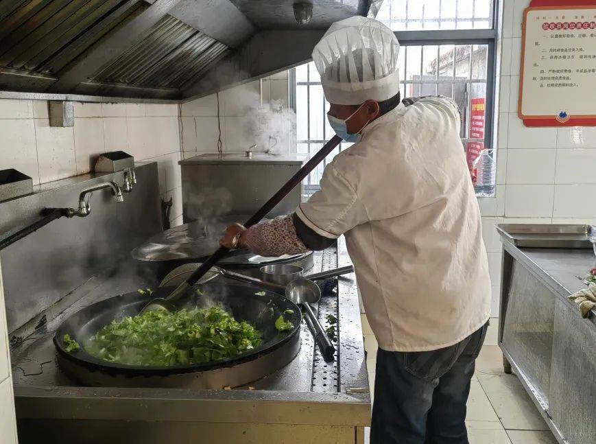 为了吃饭这件小事，海湾镇提升老年人 舌尖上”的幸福服务用餐饭菜