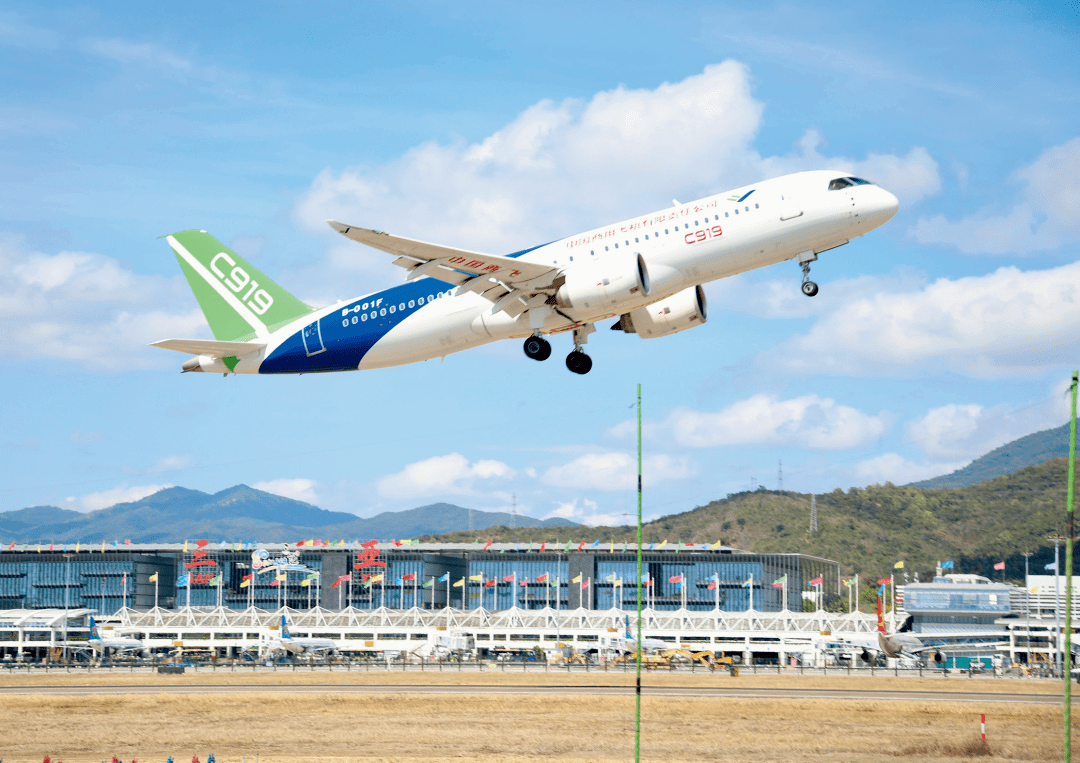 国产大飞机 C919 商业首飞；天涯创始人回应关停：不会放弃；知乎大模型应用开启内测_充电_来源_苹果