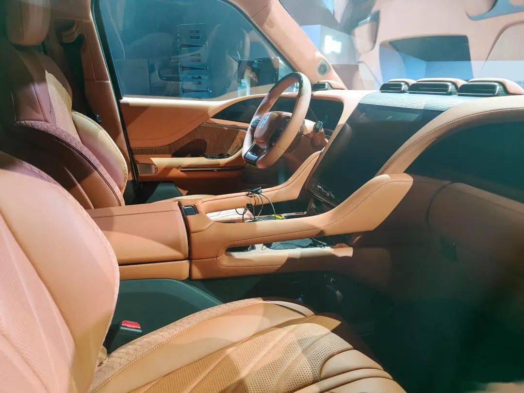 比亚迪仰望 U8 实拍，近距离感受原地掉头_搜狐汽车_搜狐网