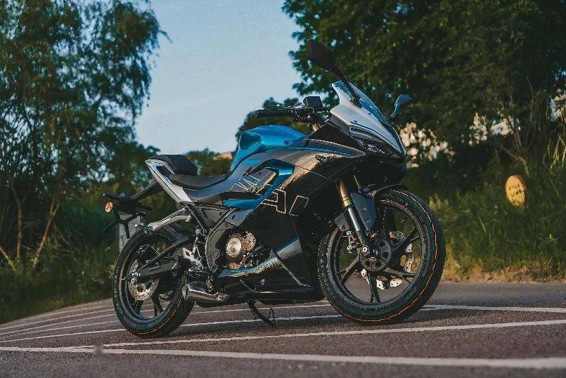 13999元！入门仿赛新标杆 QJMOTOR赛150，正式发布！_搜狐汽车_搜狐网