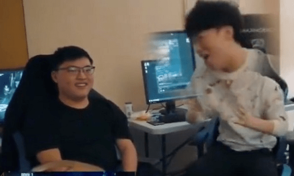 小虎不和UZI碰拳被冲，看不起谁呢？_Uzi_比赛_季后赛