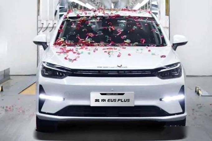 北京新款EU5 PLUS下线！换贯穿式头灯 或8月上市_搜狐汽车_搜狐网