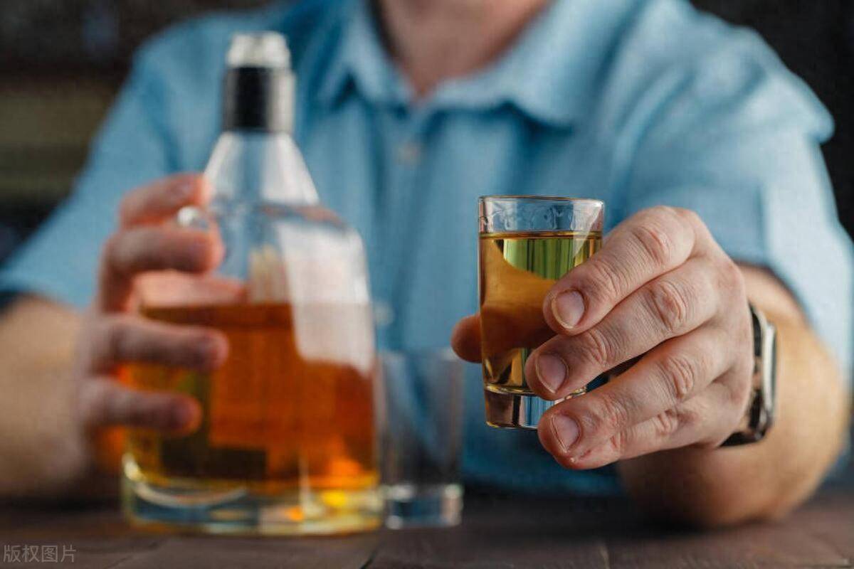 柳叶刀:没有一口酒是无辜的,74万人因酒患癌,别再拿它养生大叔身体酒精