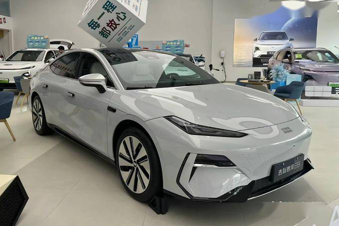 吉利银河E8九天后预售！搭45英寸8K屏+8295芯片_搜狐汽车_搜狐网